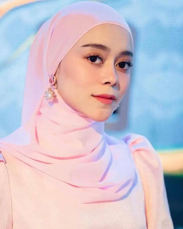 8 Inspirasi Gaya Hijab Pashmina dengan Anting ala Hijabers | Popmama.com